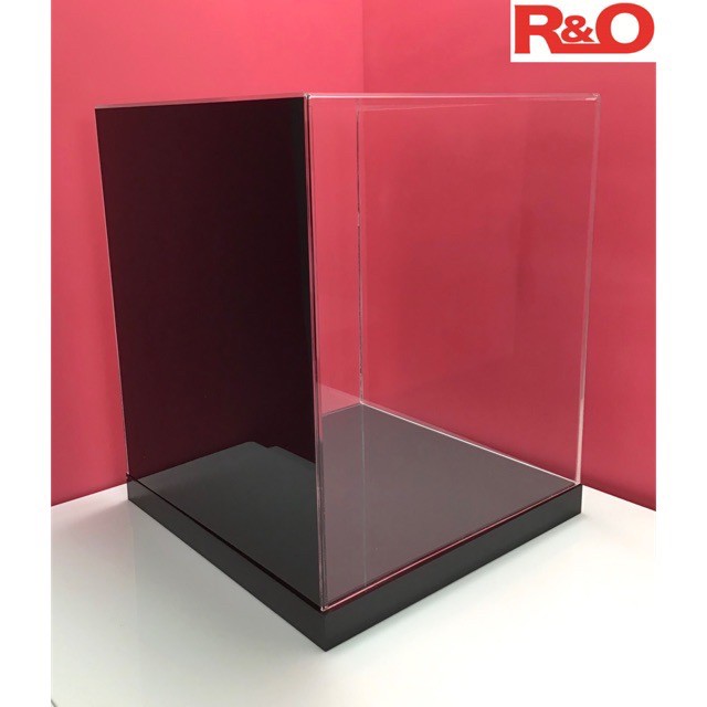 กล่องครอบโมเดลพร้อมฐานสีดำ ขนาด 35x35x40 cm. 1ด้านใช้คริลิคสีดำ – R&O